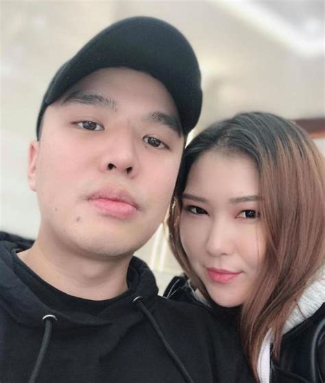 ОПОЗИТ хамтлагийн А Гантулга онгоцны үйлчлэгч эмэгтэйтэй сууж хоёр хүүхдийн эцэг болсон