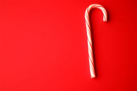 크리스마스 또는 발렌타인 데이에 빨간색 배경에 페퍼민트 사탕 지팡이 12월에 대한 스톡 사진 및 기타 이미지 12월 개념 겨울 Istock