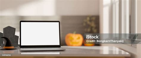 클로즈업 노트북 모형과 테이블 위에 공간을 복사하는 할로윈 테마의 현대적인 작업 공간 3차원 형태에 대한 스톡 사진 및 기타 이미지 3차원 형태 가상 할로윈 계절