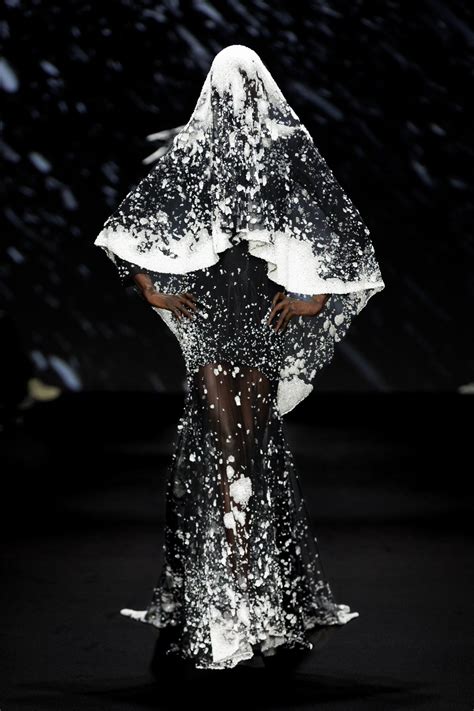 Robert Wun 2024年秋冬オートクチュールコレクション パリ 画像27枚 Fashionsnap