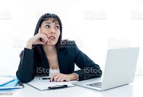 사무실 컴퓨터 책상에서 일하는 스트레스를 겪고있는 젊은 아름다운 비즈니스 여성은 과로와 압도을보고 피곤하고 좌절 비즈니스 교육 실패 및 기술 개념 걱정하는에 대한 스톡 사진