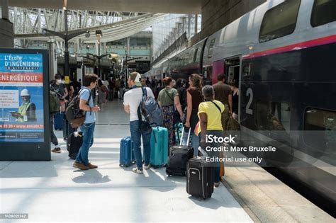 파리cdg 공항 기차역에서 떼제베 고속 열차에 탑승하는 승객 강철에 대한 스톡 사진 및 기타 이미지 강철 건축 공항