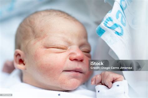 출산 병원에서 몇 시간 동안 생활하는 잠자는 신생아의 얼굴과 작은 손의 초상화 출생 새로운 삶과 미래 개념 1개월에 대한 스톡 사진 및 기타 이미지 Istock