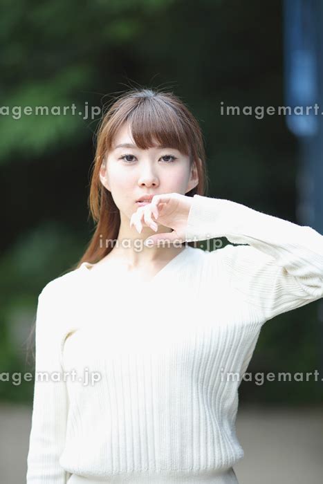 若い日本人女性の写真素材 [199935990] イメージマート