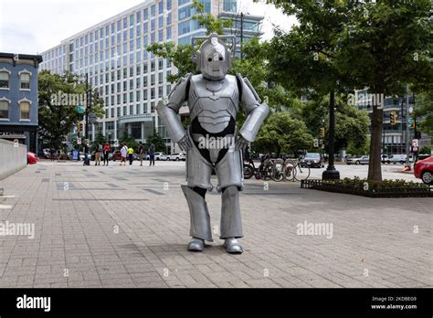 Eine Person, die als Roboter in Kostüm gekleidet ist, nimmt am 3. Juni ...