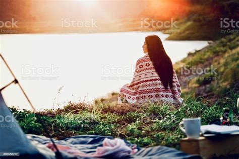 아침에 산 호수 풍경 멋진 중 휴가 지출 하는 Blankget와 아시아 젊은 여자 산 광 야에서 여행 가을에 대한 스톡 사진 및 기타 이미지 Istock