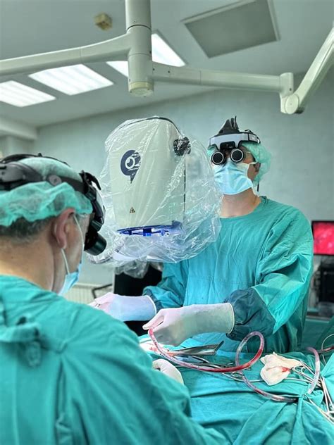 ФОТО Д р Милошевски дел од тимот доктори од Св Еразмо кои ја извршија првата операција на