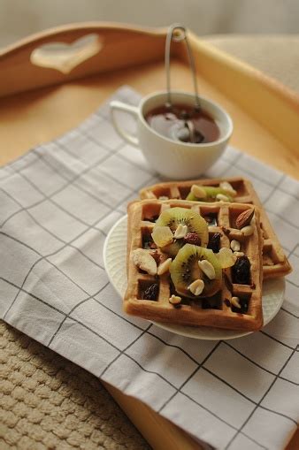 전통적인 벨기에 와플과 차가 있는 나무 접시에 침대에서 아침 식사 0명에 대한 스톡 사진 및 기타 이미지 0명 가루 설탕 건조한 Istock