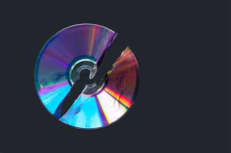 손상된 Cd Dvd 컴팩트 디스크 깨진 Cd와 Dvd 디스크는 검은 색 배경에 격리 텍스트 공간 깨짐에 대한 스톡 사진 및 기타