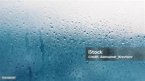 습기 응축 문제의 세부 사항 차가운 유리에 뜨거운 수증기가 가까이에 응축 유리 재료에 대한 스톡 사진 및 기타 이미지 유리 재료 증기 화장실 건축물 Istock