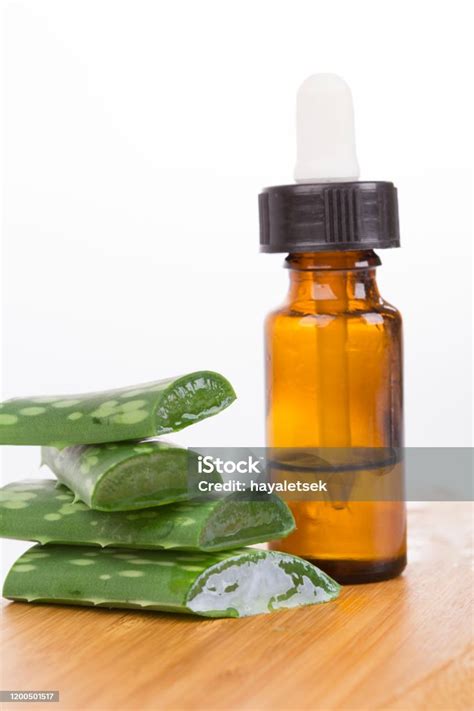 신선한 방울과 드롭퍼 유리 병n알로에 베라 식물 콜라겐 세럼 팩 모형 미용 화장품 광고 포스터 템플릿입니다 흰색 배경에 고립 된 배경 0명에 대한 스톡 사진 및 기타 이미지