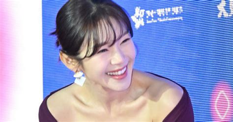 성혜민절개드레스 차림으로 아름다운 인사 사진