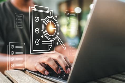 돋보기에 키보드를 입력하여 문서화하면 쉽게 볼 수 있습니다 사용하기 쉬운 기술 개인 장식품에 대한 스톡 사진 및 기타 이미지 개인 장식품 계기판 차량 부분 그래프