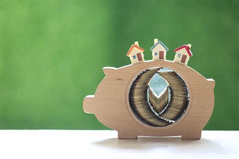 자연 녹색 배경에 돼지 저금통 나무와 모델 하우스에 동전 돈의 스택 비즈니스 투자 및 부동산 개념 0명에 대한 스톡 사진 및 기타 이미지 Istock