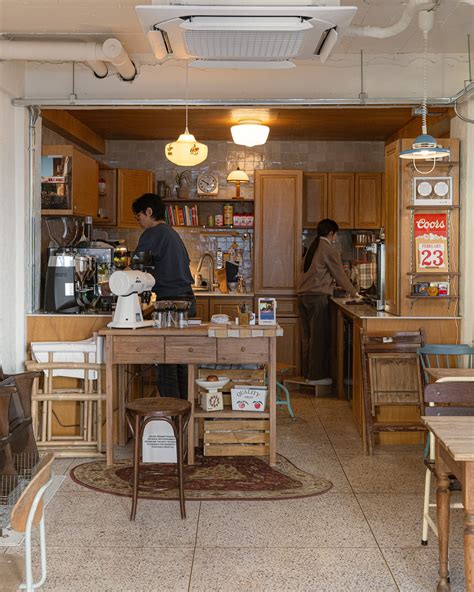 픽철 카페 그리고 여행 ☕️ 오랜 기간 활동한 바리스타 겸 사직 작가의 취향이 담긴 공간 ‘비뮤티큐피 비교적 한산한 연남동 길목 소담하게 자리잡은 이곳은 오랜