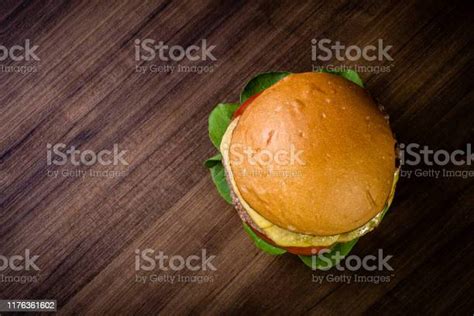 나무 테이블과 소박한 배경에 치즈와 로켓 잎공예 쇠고기 햄버거 고기에 대한 스톡 사진 및 기타 이미지 고기 굽기 길거리