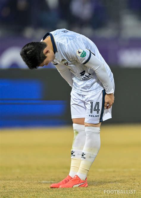 [포토] 안양 팬들에게 90도 인사하는 이동경