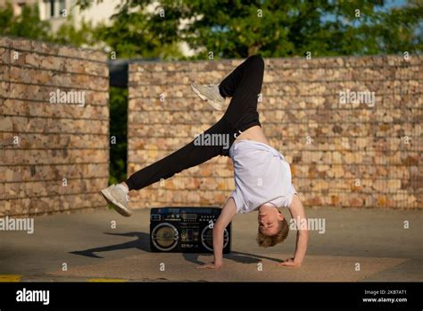 Breakdance Dancera Boy In Breakdance Position A Dancer In A Difficult