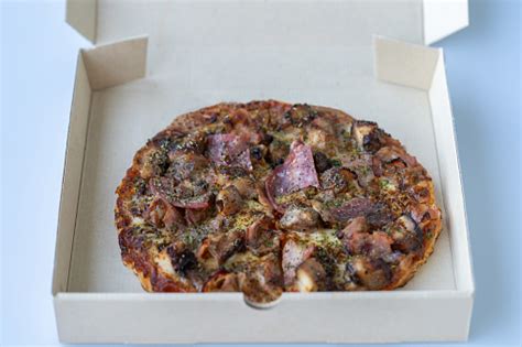 수제 바베큐 치킨과 베이컨 피자를 음식 배달 종이 상자에 0명에 대한 스톡 사진 및 기타 이미지 0명 건강에 좋지 않은