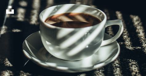 차가 담긴 흰 찻잔 사진 Unsplash의 무료 커피 이미지