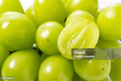 많은 샤인 무스카트 포도와 흰색 배경에 샤인 무스카트 포도를 잘라 흰 포도 일본 포도 클로즈업 샤인머스캣에 대한 스톡 사진 및 기타 이미지 Istock