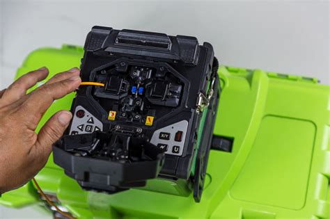 디지털 광섬유 광융합 접합 기계가 장착된 광섬유 설치 하우스의 광섬유 와이어 설치 중에 고정밀 광섬유 칼이 사용되고 있습니다 광섬유의 용접 고기 칼에 대한 스톡 사진 및