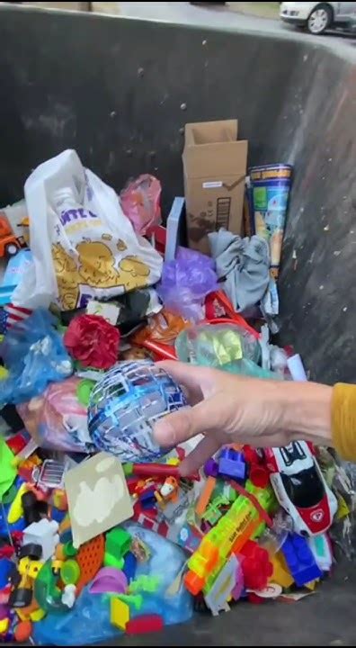 Нашел МУСОРНИК С ИГРУШКАМИ прикол Youtube