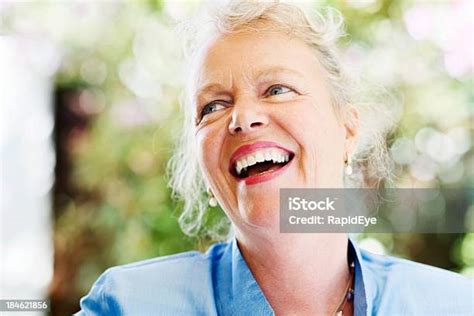 매력적인 선임 여자 부러워합니다 측면 웃음소리 계약별로 적용되기 60 69세에 대한 스톡 사진 및 기타 이미지 60 69세 70 79세 감정 Istock