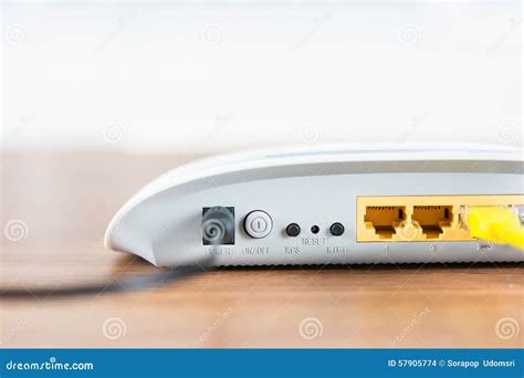 De Draadloze Het Netwerkhub Van De Modemrouter Met Kabel Verbindt Stock Foto Image Of Computer