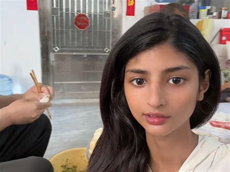 又到了一年一度吃洋槐花的季节了 范梓鹤 范梓鹤 哔哩哔哩视频