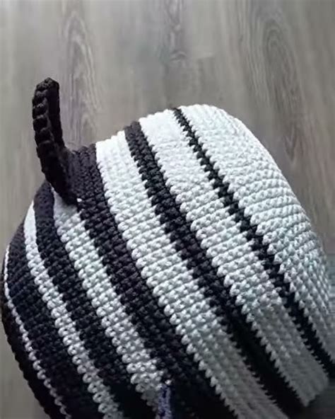 Вязаный домик для кота - YouTube