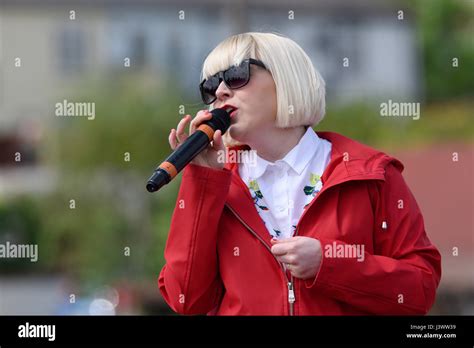 Singer Carly Hipson Married Name Carly Callaghan Singing In Maldon Before The Mud Race Stock