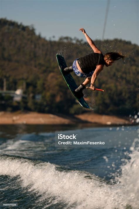 웨이크 보드가 튀는 파도 위로 뛰어 오르는 활동적인 남자의 뒷모습 강에 대한 스톡 사진 및 기타 이미지 강 건강한 생활방식 경관 Istock