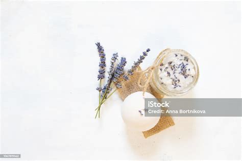 향기로운 라벤더휴식을 위한 완벽 한 자연 초본 바다 소금 화장품 항아리와 소금 라벤더 꽃 목욕 폭탄 병 라벤더 식물에 대한 스톡 사진 및 기타 이미지 Istock