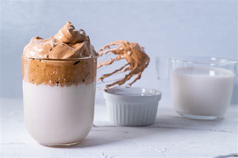 휘핑 커피와 우유를 배경으로 달고나 커피 아이스와 푹신한 한국 커피 달고나 커피에 대한 스톡 사진 및 기타 이미지 달고나 커피 커피 마실 것 0명 Istock