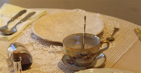 실내 가정의 검소한 골드 끈 냅킨 대리석 계란 도기 디저트 따뜻한 조명 레트로 미식가 병 병마개 빈티지 빵 숟가락 식기류 식사 식탁보