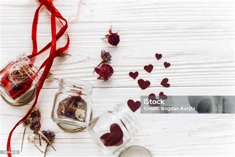 해피 발렌타인 데이 하루 유리 항아리와 장미 리본 흰색 나무 바탕에 세련 된 마음 특이 한 카드입니다 인사말 카드 플랫 텍스트 위한 공간을 놓으십시오 개념에 대한 스톡 사진