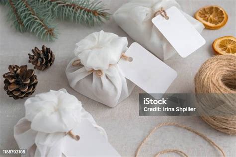 흰색 후로시키 직물 라벨 말린 오렌지 슬라이스로 싸인 크리스마스 선물 환경 친화적인 선물 0에 대한 스톡 사진 및 기타 이미지 Istock