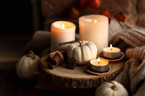 향기로운 양초 마른 감귤류 계피 아니스가있는 가을 가정 구성 회색 가을 아침의 아로마 테라피 아늑함과 휴식의 분위기 나무 배경 클로즈업 0명에 대한 스톡 사진 및 기타