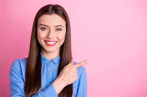 낮은 쇼핑 가격에 손가락 빈 공간을 나타내는 놀라운 여자의 사진은 파란색 점선 셔츠를 입고 고립 된 핑크 파스텔 색상 배경 가리키기에 대한 스톡 사진 및 기타 이미지