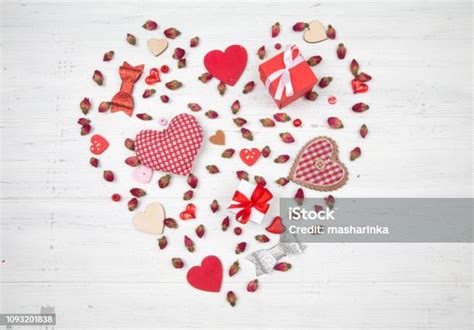 플랫이 하다 붉은 장식과 마른 꽃 심 혼 상징에 의하여 이루어져 있다 흰색 배경입니다 2월에 대한 스톡 사진 및 기타 이미지