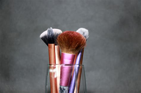 자주색 분홍색과 골든 컬러 핸들에 메이크업 브러시입니다 그들은 지적된 기초 기본 그림자 및 디럭스 주름 브러시입니다 검은색에 대한 스톡 사진 및 기타 이미지 Istock