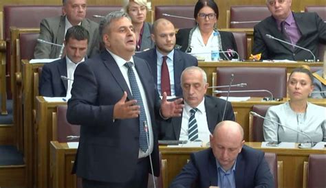 Радуновић Спајић нема већину да састави Владу или ће с нама или са