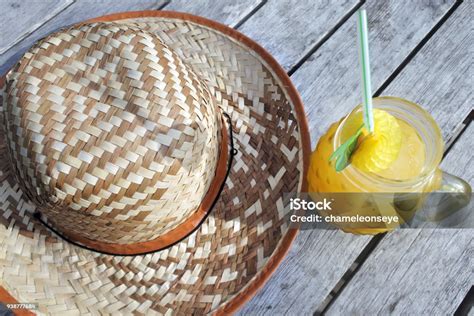열 대 리조트에서 테이블에 노란 칵테일 음료와 함께 밀 짚 모자 고급 호텔에 대한 스톡 사진 및 기타 이미지 고급 호텔 과일 관광 Istock