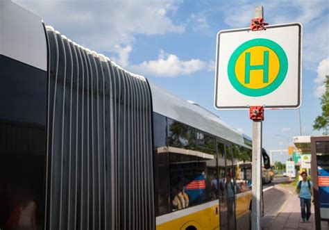 Wie Verhalten Sie Sich Wenn Ein Bus An Einer Haltestelle Hält Und Das