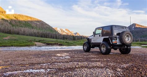 낮 동안 비포장 도로에서 검은 지프 랭글러 사진 Unsplash의 무료 산 이미지