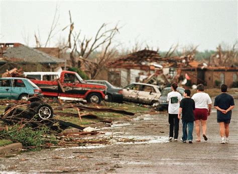 29 Of The Most Powerful Moments In History That Happened In 1999