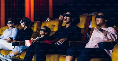 사람들의 그룹은 화면을 보고 흥미를 가지고 영화관에서 3d 안경으로 영화를 보고 흥분하고 팝콘을 먹습니다 사진 Unsplash의 태국 이미지