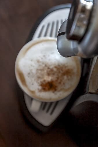 화이트 컵 커피 기계 격자에 레스토랑 카페 바에 컵에 커피와 함께 서 커피 브레이크 개념입니다 오래 된 구식된 세피아 색상입니다 0명에 대한 스톡 사진 및 기타 이미지