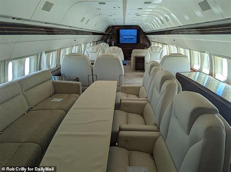 Donald Trump Shows Off His Campaign Secret Weapon And Takes Dailymail